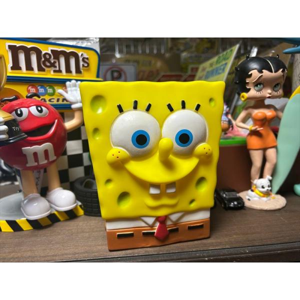スポンジボブのコインバンクです。オブジェとしても可愛いアイテムですサイズ・H16×W13.5cm素材・プラスチック