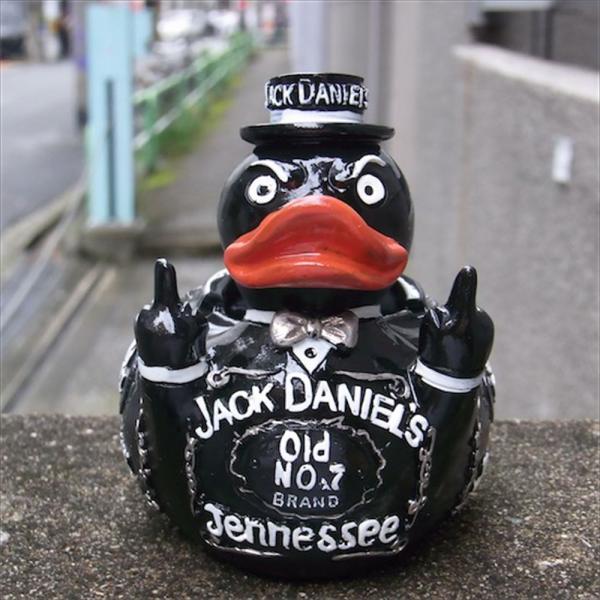 ジャックダニエル（Jack Daniel's）のアヒル型卓上灰皿です。見た目もユニークなインテリア、オブジェとしてもおすすめです。灰の落とし込みスペースは小さいですが、ジャックダニエル好きならおすすめなアイテムです。サイズ：幅70×高さ95...