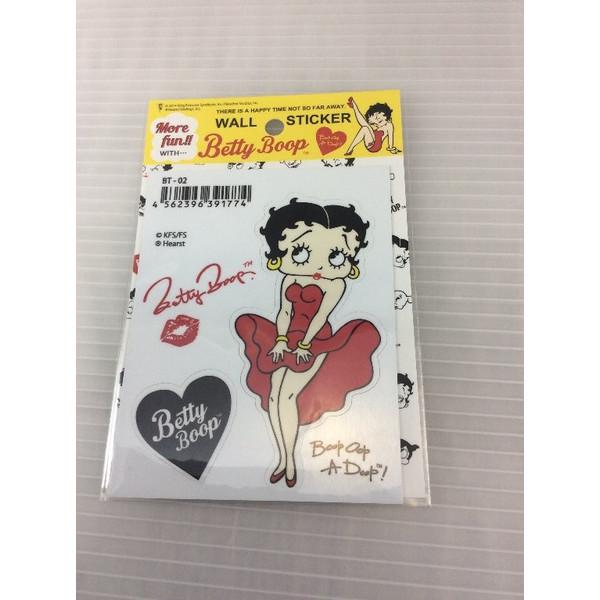 永遠のセクシーキャラクター大人気のベティーちゃん、キュートでセクシーポーズのステッカーです。お気に入りの場所に張ってモヤモヤして下さい。台紙サイズ:H9 W7cm 素材:ビニール