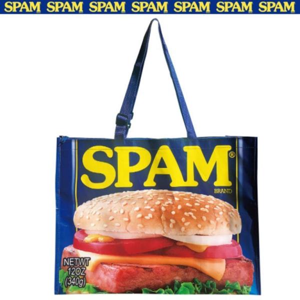 アメリカ人のソウルフードと言われている...【SPAM/スパム】のショッピングバッグです。SPAM CANモチーフがインパクト抜群でサイズも大きいので普段使いに重宝されそーですねサイドのマチにもSPAMのロゴがイイ感じです！上部にファスナー...
