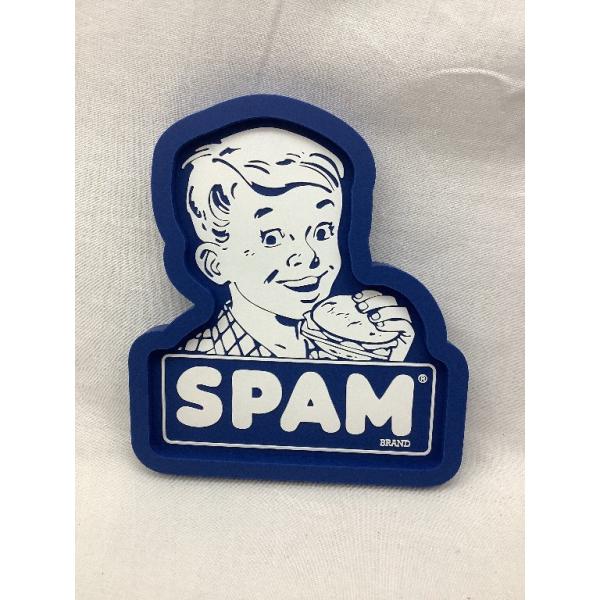 デスク周りの小物入れはもちろん、鍵置きやアクセサリー入れなどなど様々なシーンで使えるトレイです。PVCラバー素材は滑りにくく、コースターとしても利用可能。デザインやロゴが凸凹になっててカッチョイイ♪サイズ　W138/H153ｍｍ