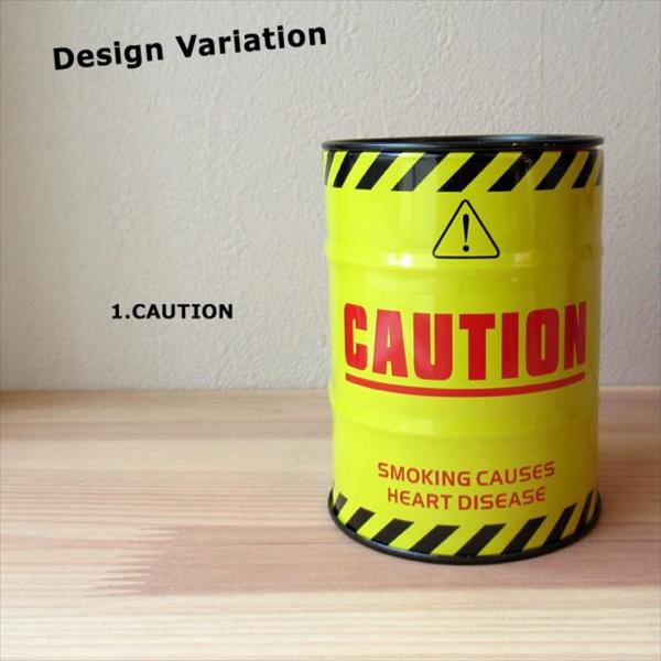 スチール製のドラム缶型灰皿フタに穴が開いているタイプです。蓋を外すとペン立てや小物入れとしてもお使いいただけます。置いているだけでもインテリアっぽくてオシャレなのでバーやカフェなどのディスプレイとしても◎。サイズ　直径約7.5cm×高さ約1...