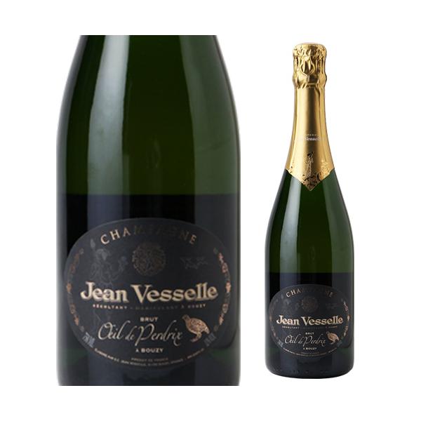 このシャンパーニュは軽い琥珀の色調から名付けられています。この色合いはピノ ノワールの圧絞時に得られ、ワイン酒造工程の間ずっと保たれます。私達の祖先が行ってきた昔ながらの酒造法によるブラン ド ノワールです。力強いフルーティな香り、繊細な口...