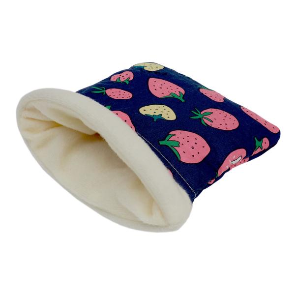 メーカー：Rainbow レインボー　いちご柄寝ぶくろ　ネイビー　4589462739414　20251021　y25m10　ktym　小動物　寝袋　寝ぶくろ　布団　ハウス　隠れ家　かわいい　ハムスター　デグー　フクロモモンガ　リス　シマリ...