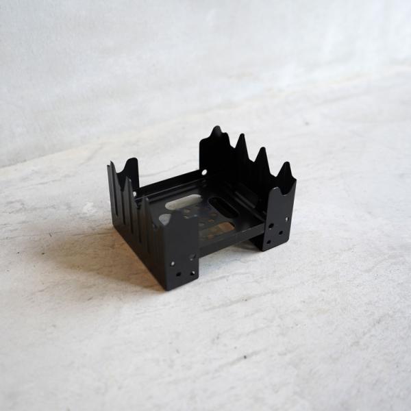 ソロキャンプや登山などアウトドアでの活動時に便利な折りたたみ式のコンロ。コンパクトで様々な固形燃料に対応するため、キャンプや登山などに最適です。上に鍋やフライパンを置いて五徳として土台に使用したり、アルコールストーブなどの風防として使うなど...