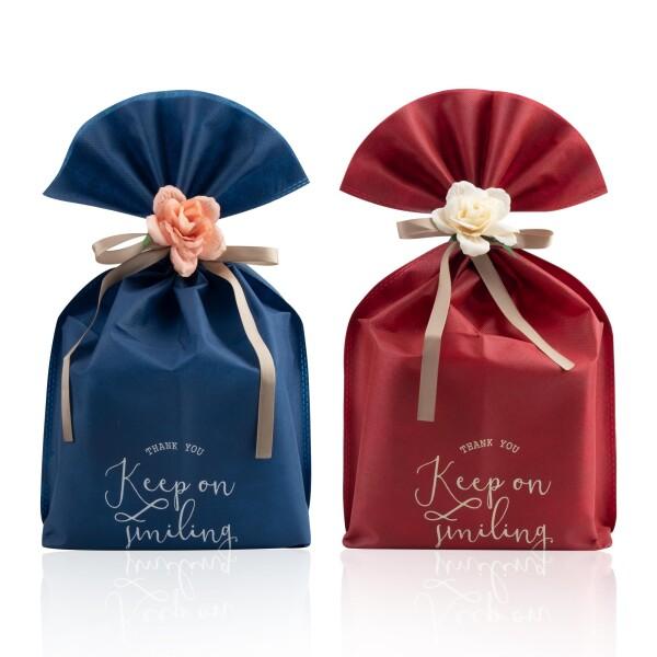 (TEMLUM) ラッピング袋 ギフトバッグ 大きい 2枚セット 50×35cm 不織布 包む リボン付き 手作り造花 プレゼント用 特大サイズ ギフト 包装 おしゃれ リサイクル可能 誕生日 結婚式 収納 (2色(レッド+ブルー))商品コ...