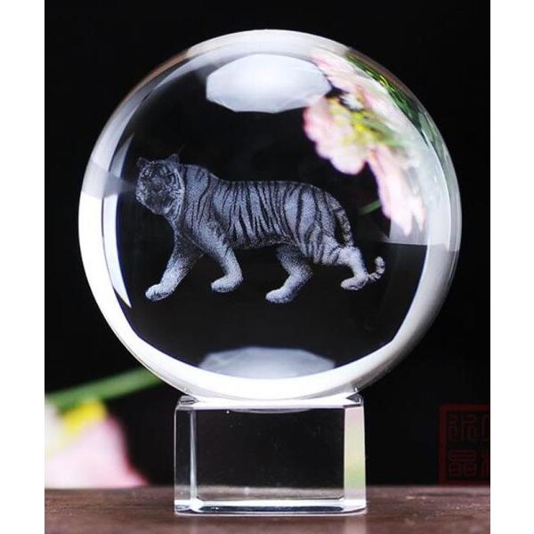 speed mao 美しい クリスタル ガラス 水晶 玉 虎 台座 付き 5cm 運気アップ に商品コード：49077440974型番：AM-1550きれいなクリスタルガラスに虎模様の入った置物です。クリスタルの台座付きです。仕事運、金運、...