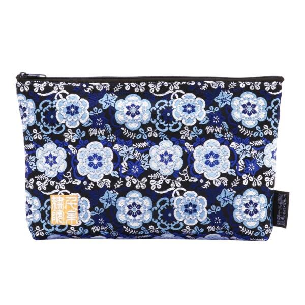 千糸繍院 西陣織 金襴 ポーチ／御朱印帳ケース（裏地付き） 黒瑠璃彩花 (Mサイズ)商品コード：49077591733型番：SSPC-167サイズ：Mサイズカラー：ブルー京都・西陣織の金襴生地で仕上げた当店オリジナルの御朱印帳ケース/ポーチ...