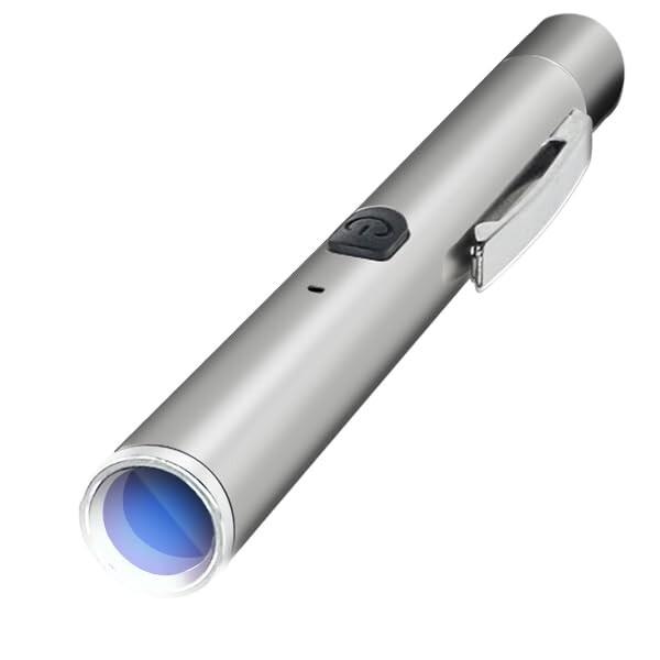 ライズジャパン ブラックライト ペン型UVライト 紫外線ライト 小型 USB充電式 クリップ付き 蓄光 レジン硬化 UV直結充電HOU商品コード：49077615739型番：RJ-20053USB直結充電式 ペン型UVライト 肉眼では見えに...