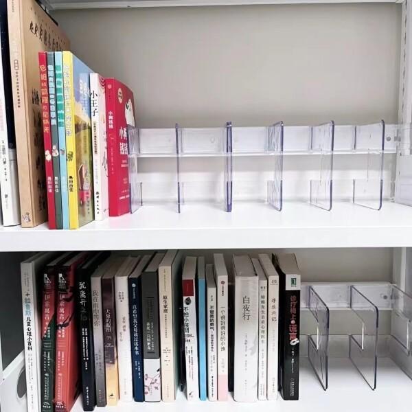 Panavage クリア ブックスタンド 卓上 本立て 書類整理 仕切りラック 4仕切り 透明プラスチック 2個セット商品コード：49078182386型番：JQ035カラー：2個セット多用途デザイン: このクリアなブックスタンドは、書籍、...