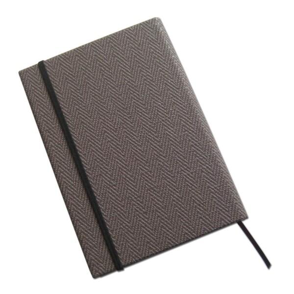 文庫本ハードカバー（ヘリンボンストライプ）ブックカバー ダークブラウン商品コード：49078182833カラー：茶色 ブラウン ダークブラウン文庫本用のお洒落なハードカバーです。 高級感のあるヘリンボーンストライプ柄のデザインをあしらいまし...