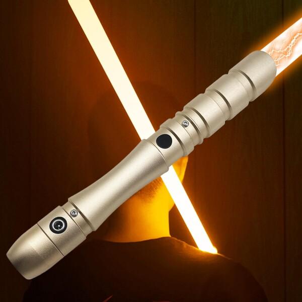 YDD デュエリングメタルライトセーバー、4サウンドモード、エフェクトライトセーバー、大人向け、クリスマスパーティーの記念品・ギフトに最適（97cm-オレンジ）商品コード：49081147365型番：LSB0001-GO[曲線ハンドル] 凹...