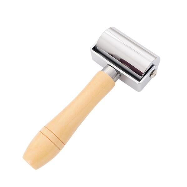 Crystal craft 圧着ローラー 壁紙 転圧 レザークラフト 接着 工具 革工芸用 DIY ステンレス商品コード：49081281612型番：なしカラー：M【転がすだけで簡単圧着】皮製品の接着や加工に最適な圧着ローラー。ヘリ返しや貼...