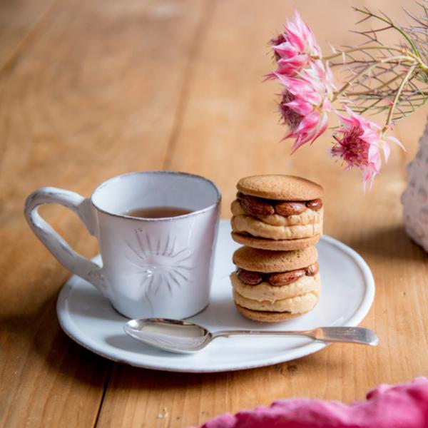 静岡市安倍川上流。シカも住む山間は澄んだ水とミネラル豊富な土壌が自慢です。そこで育った茶葉を丁寧に焙煎したほうじ茶に、希少な国産山椒のピリッとした香り、唐辛子と生姜の辛みを加え、スパイシーなほうじ茶に仕上げました。ミルクと砂糖を入れてチャイ...