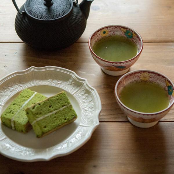 抹茶入玄米茶は、抹茶・玄米・煎茶の3種類が全てベストクオリティーでないとおいしくない、お茶屋泣かせの お客様にとっては、こんなに贅沢なお茶はないほどの商品です。お茶本来のうまみ、こくがあり、食事を邪魔することがなく、食後は口の中をすっきり、...