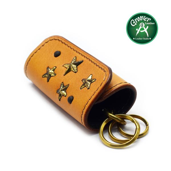 ■メーカー名： Groover Leather 【グルーバーレザー】 ■品名：キーケース ■カラー/素材: 外装：ナチュラルブラウン　【NBRN】/ヌメ革・牛革 裏貼：ブラック　【BLK】/豚革 ■サイズ：Ｈ80×W40 ■装飾：真鍮製スタ...