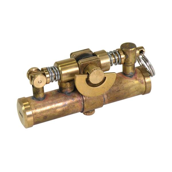 タイプ：オイルライター 着火方式：フリント式 燃料タイプ：オイル サイズ：縦30×横61×厚さ18(mm) 付属品：取扱説明書兼保証書、専用紙箱 保証期間：お買い上げ日より6ヶ月間クセになるツイストアクション！！ 職人の技が光る日本製オイル...