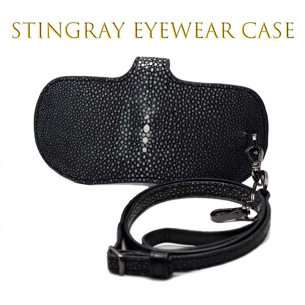 ■品名：アイウェアケース■カラー/素材:外装：スティングレイ/エイ革・牛革・ブラック金具カラー：ガンメタル■サイズ：本体：Ｈ85×W160×D15mmネックストラップ：450mm　※金具含む・調節可薄型コンパクトなネックストラップ付きのメガ...