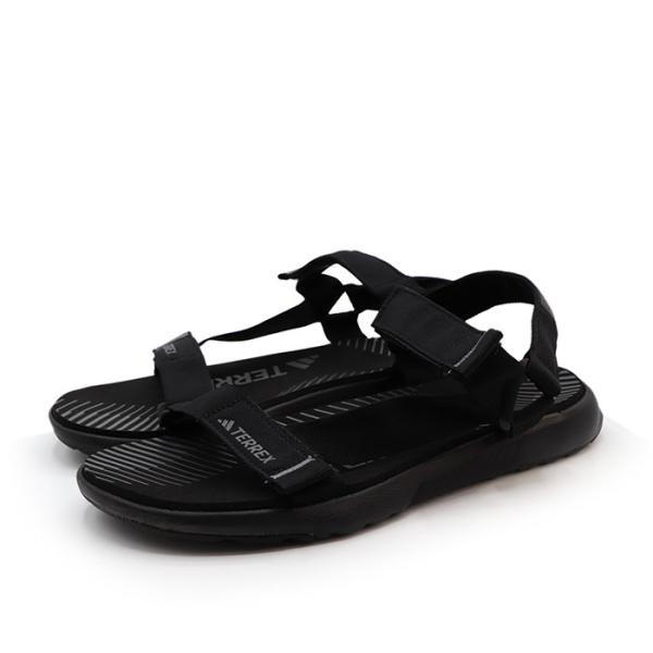 リサイクル素材を一部使用した、テレックスサンダル。夏にアウトドアを楽しむなら、このアディダス テレックスサンダルをスタンバイ。軽量EVAミッドソールがクッション性を発揮。街歩きを楽しんでいるときも、湖畔でのんびりしているときも、快適な履き心...