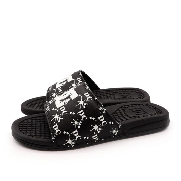 太めのストラップのフロントに、大きなDCロゴをあしらったシャワーサンダル。ストラップはフォームパッド入りで程よく足をホールドし、クッション性の高いEVA素材のソールは足が疲れにくく耐久性にも優れています。遊び心のある柄物デザインはタウンユー...