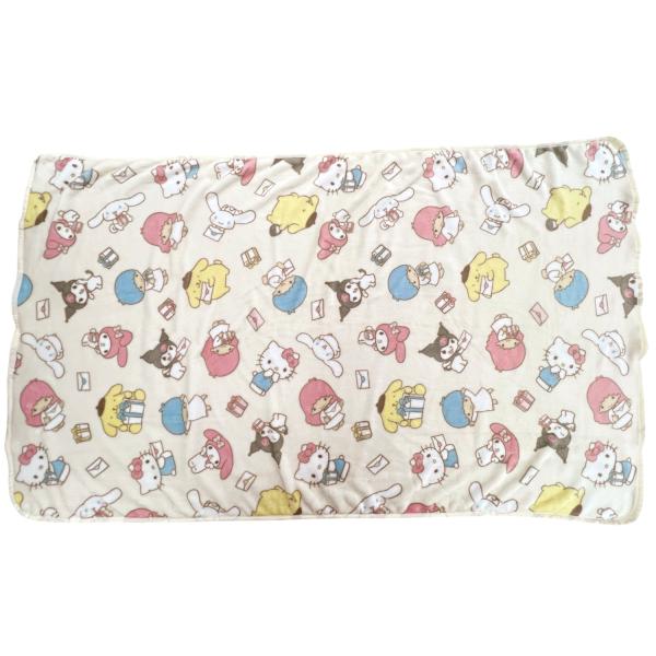 サンリオキャラクターズの総柄フリースブランケットです。ハローキティやマイメロ達が可愛くプリントされています。ふわふわなボアフリース素材なので、冬の防寒にはもちろん、エアコンの効いたお部屋や車内でも活躍するアイテムです。【カラー】オフホワイト...