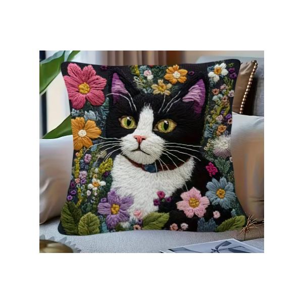 刺繍ではなくプリントタイプです。猫がかわいすぎるクッションカバーです。後ろは無地です。素材：ポリエステルサイズ：約45ｃｍ四方