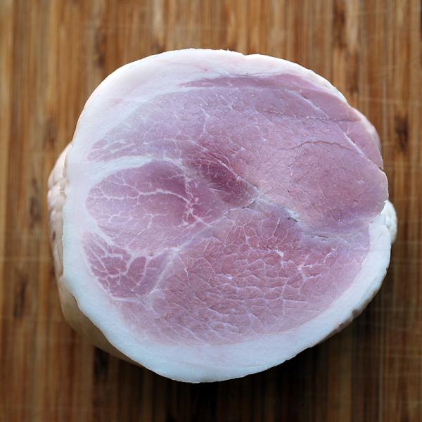 大きくてスジが少なく赤身から脂のグラデーションがきれいなもも肉は、大きなかたまりでボイルすると、とてもしっとりして美味しいです。自家製ブイヨンでじっくり茹でて仕上げています。スライスは薄切りにしてございますので、バターを塗ったパンにはさんで...