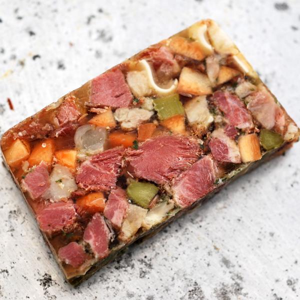 貴重な豚の頭肉と豚タン、豚耳などを白ワインと香味野菜、ハーブ、香辛料と共にコトコト煮込みました。人参、小キュウリ、小玉ねぎなどの酢漬け入です。部位により色々な食感を楽しめます。頭肉は、日本の兜煮のようにゼラチンが豊富な部位です。脂少なめです...