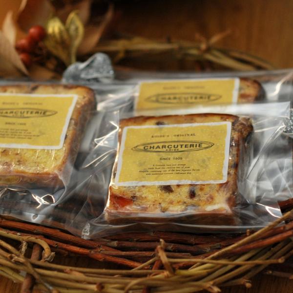 フルーツとくるみをふんだんに使って焼き上げ、仕上げにたっぷりブランデーorラム酒を浸したリッチな焼菓子です。内 容 量：約60g賞味期限：常温約20日原材料：小麦粉,無塩バター,ドライフルーツ,ナッツ,砂糖,牛乳,ベーキングパウダー,ブラン...