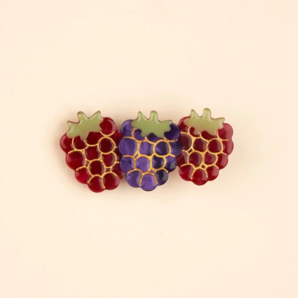 Coucou Suzette ベリー ヘア クリップ使用素材アセテートサイズ高さ 約2cm×横 約4.5cm重さ 約4gフランスからの直接輸入品コメントCoucou Suzette,新作のヘアアクセです。ユニークで楽しいキッチュな作品が魅力...