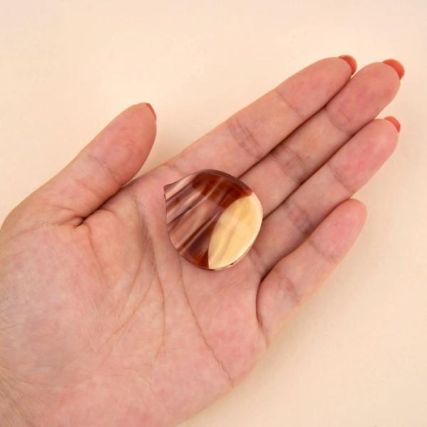 使用素材セルロースアセテートサイズ高さ 約3.5cm×横 約3cm重さ 約7gコメントCoucou Suzette,新作のヘアアクセです。カラフルで面白い、フランス発のブランドから色づく木々や、食欲の秋にふさわしい森の宝物が勢揃いしたオータ...