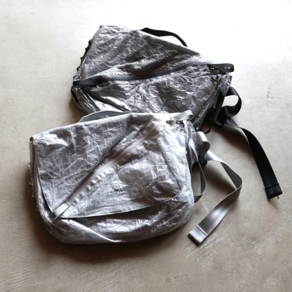CMF OUTDOOR GARMENT バッグ 斜め掛け アウトドアガーメント メッセンジャーバッグ MESSENGER BAG DYNEEMA グレー/ホワイト GRAY/WHITE 2色展開素材表地：ポリエチレン 100％裏地：ナイロン...