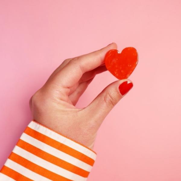 Coucou Suzette ミニ ハート ヘア クロー使用素材リサイクルアセテートサイズ高さ 約3cm×横 約3cm重さ 約7g原産国: フランスコメントCoucou Suzette,新作のヘアアクセです。フランスのイラストレーターJul...