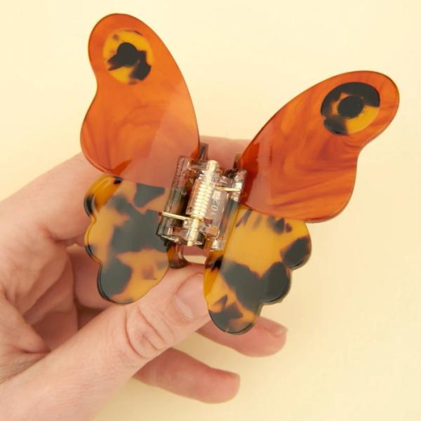 Coucou Suzette 蝶 ヘア クロー使用素材アセテートサイズ高さ 約8cm×横 約8.5cm重さ 約20gフランスからの直接輸入品コメントCoucou Suzette,新作のヘアアクセです。ユニークで楽しいキッチュな作品が魅力のフ...