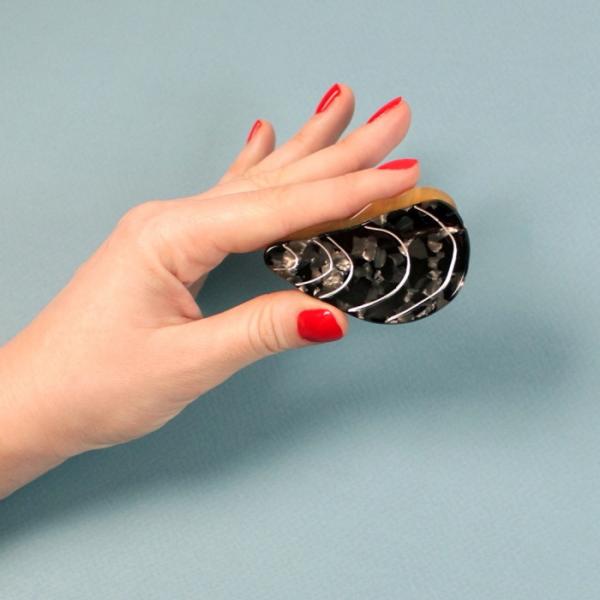 Coucou Suzette ムール貝 ヘアクロー使用素材リサイクルアセテートサイズ高さ 約6.5cm×横 約4cm重さ 約32g原産国: フランス(フランスからの直接輸入品)コメントCoucou Suzette,新作のヘアアクセです。フラ...