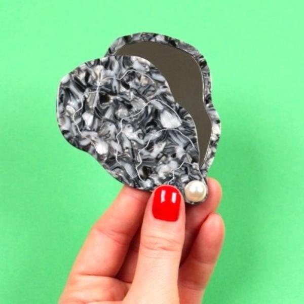 Coucou Suzette使用素材リサイクルアセテートサイズ高さ 約5.2cm×横 約8.4cm重さ 約26g原産国: フランス(フランスからの直接輸入品)コメントCoucou Suzette,新作のコンパクトミラーです。フランス発のブラ...