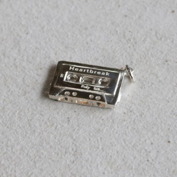 素材 : シルバー925サイズ幅 : 約1.2cm / 高さ : 約2cm（バチカンを除く）※多少の誤差がございますことご了承くださいませ。コメントPoly Things,新作のペンダントです。2025年秋冬コレクションで登場したジュエリー...