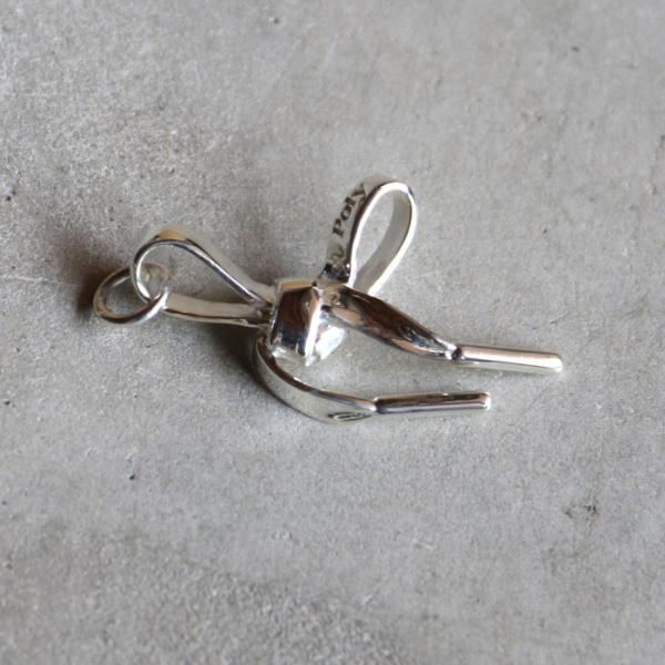 素材 : シルバー925サイズ幅 : 最大約1.8mm / 高さ : 約3.1cm（バチカンを除く）重さ：約2.7g※多少の誤差がございますことご了承くださいませ。コメントPoly Things,新作のペンダントです。ブリストルで生まれた1...