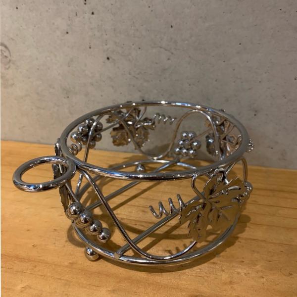 どんなテーブル、インテリアにも馴染むシンプルなボトルスタンド。ワインボトルを入れる他、小物入れにも利用できます！●サイズ直径 100mm高さ 55mm