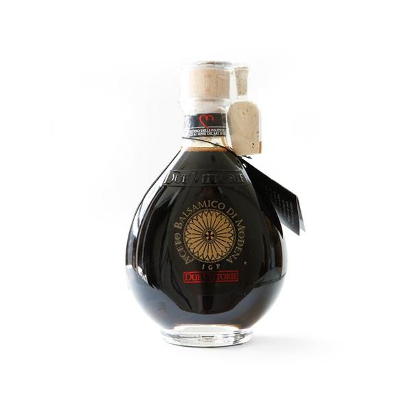 「商品情報」アチェートバルサミコディモデナのドゥエヴィットーリエが入荷致しました！イタリアへ最近旅行に行かれた方で、食材の高級ブティックへ足を運ばれたお客様なら必ずしも見かけた事がある1本だとは思います。何故ならモデナで最も売れた1本とイタ...