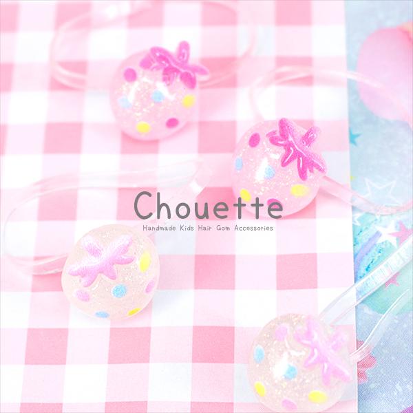 ご覧いただきましてありがとうございます。カラフルいちごの絡まないゴムです。お子様の柔らかい髪の毛にも安心してお使いいただけます！【商品説明】・内容数....２個（同色）・サイズ.....約16.5mm×13mm、厚み約9mm、ゴム内径約25...