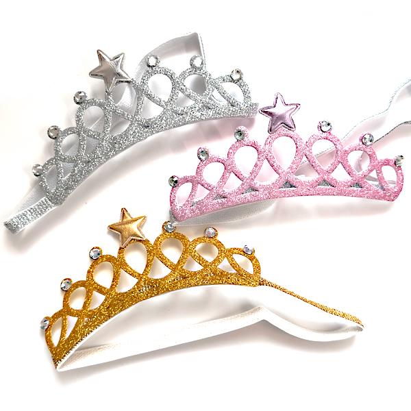 ご覧いただきましてありがとうございます。簡単つけるだけでプリンセス♪お誕生日やイベントおでかけ、記念フォトなど、、、、もちろん普段使いでも◎一気に華やかに＾＾【商品説明】（デザイン）王冠付きヘアバンド（サイズ）内径約100mm、ゴム厚み約1...