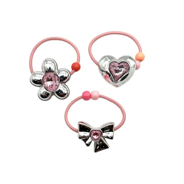 ご覧いただきましてありがとうございます。シルバーで真ん中にピンクのアクリルパーツがデコレーションされています。【商品説明】 (デザイン) シルバー系 フラワー ハート リボンの ヘアゴム（内容数）3種類各1個（サイズ）画像参照ください（多少...