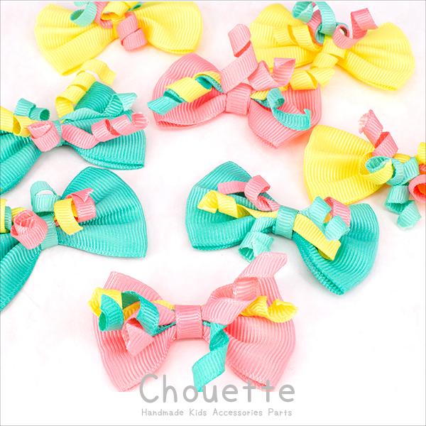 ご覧になって頂きありがとうございます♪クルクルカールがおしゃれで可愛いカラフルリボンパーツです。ヘアアクセサリーや小物などのデコレーションにぴったり。その他にも色々な用途でお使いください。【商品説明】・カラー：サーモンピンク、エメラルドグリ...