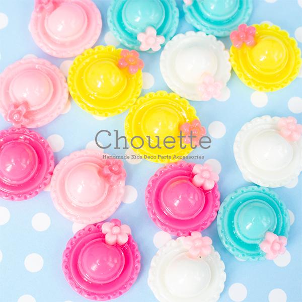 ご覧になって頂きありがとうございます。裏面は平らになっているので簡単に貼り付けることが出来ます♪お子様のヘアアクセサリーや小物などのデコレーションにお使いください！■内容詳細【カラー】ピンク、ローズ、ホワイト、ブルー、イエロー【内容数】4個...