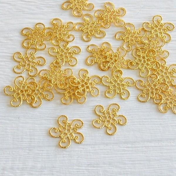 ご覧になって頂きありがとうございます。 色ムラがある場合があります。予めご了承ください。■サイズ：約13×13mm ■入数:24個 ■カラー:ゴールド◇商品についてのご注意◇・ご利用のパソコンモニター・環境によっては、実物と多少色調などが異...