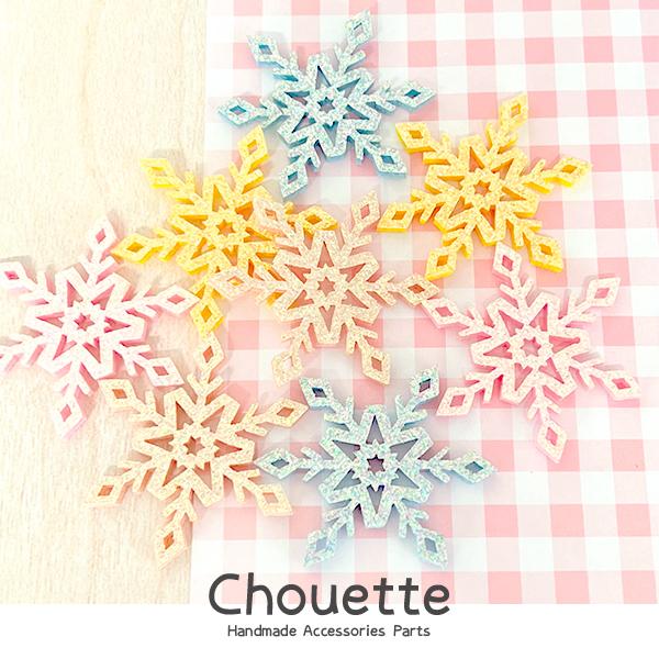 ご覧になって頂きありがとうございます。パステルカラーが綺麗な雪の結晶のデコレーションパーツです。ヘアアクセサリーや小物などクリスマスの飾りなどいろいろな用途でお使いいただけます♪（詳細内容）・サイズ：約40mm×40mm、厚み約2.5mm・...
