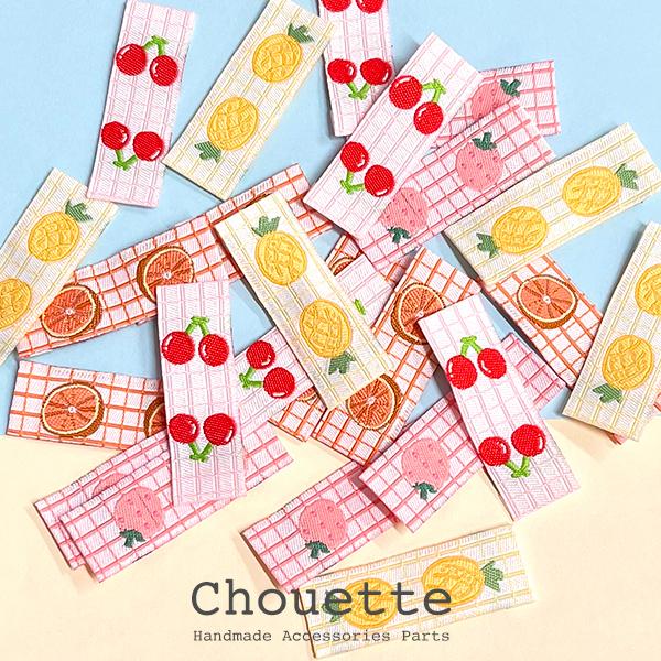 ご覧いただきましてありがとうございます。アクセサリーや小物、お洋服のワンポイントやヘアアクセサリーなどに♪色々な場面でお使いいただけます＾＾【商品説明】（デザイン）フルーツタグ（内容数）6個（サイズ）約15mm×約45mm 厚み約0.5mm...