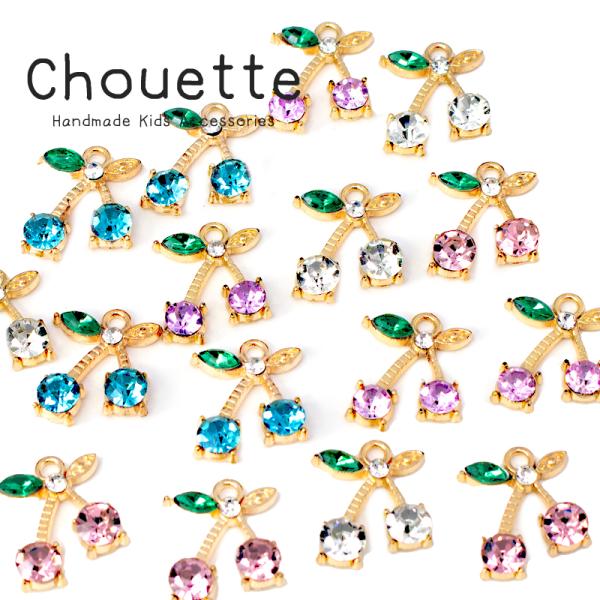 ご覧いただきましてありがとうございます。さくらんぼストーンチャームです♪ヘアアクセサリーやピアス、イヤリング、ネックレスなど色々な用途でお使いいただけます。・詳細内容【内容数】2個【カラー】ブルー、パープル、クリア、ピンク【サイズ】約17....