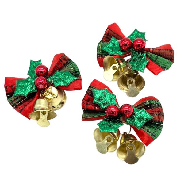 ご覧いただきましてありがとうございます。クリスマスのオーナメント風のチャームです。色がクリスマスのカラーになっていて装飾やヘアゴムの制作にも可愛いかと思います。■サイズ：約3cm×5cm■内容数：3個入り■材質 プラスチック 樹脂 布◇商品...